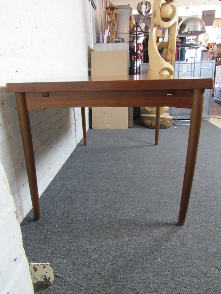 Mid-Century Modern Dining Table For Sale at 1stDibs
