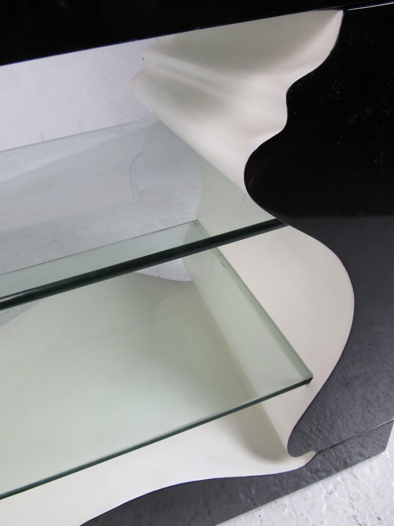 Mid-Century Modern Display Shelf or Console Table For Sale at 1stDibs