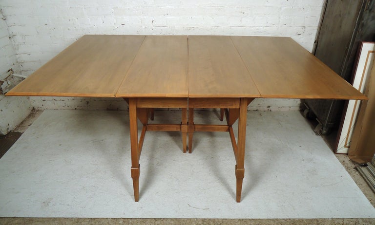 Mid-Century Modern Drop Leaf Table For Sale at 1stDibs