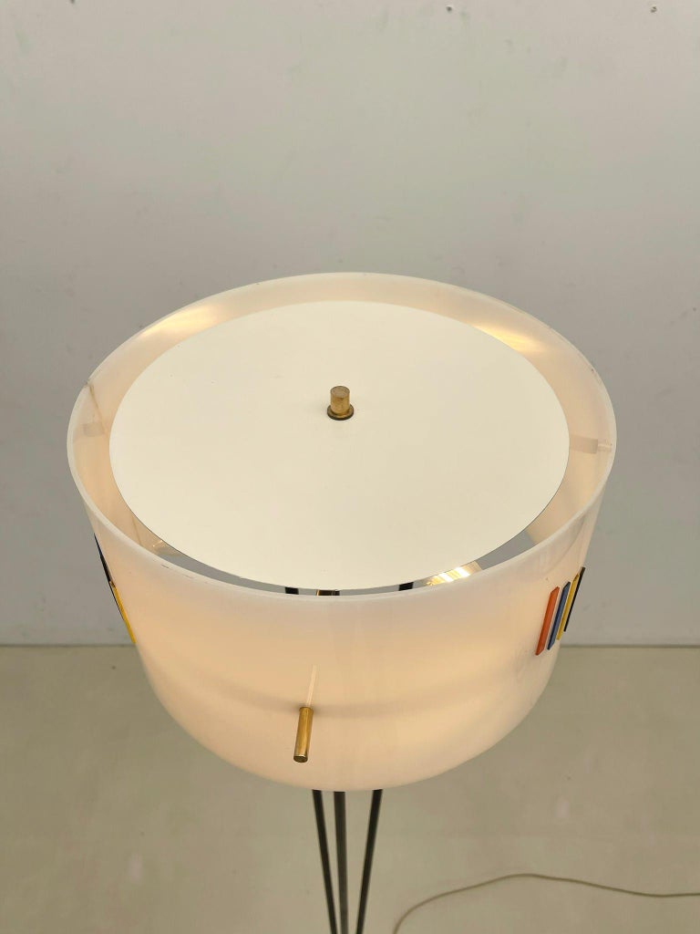Moderne Stehlampe aus der Mitte des Jahrhunderts, Plexiglas und Marmorsockel, Italien im Angebot ...