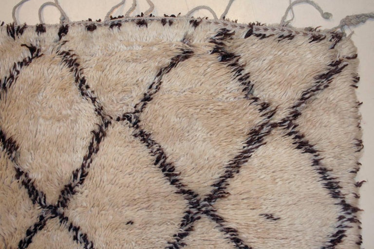 Mid-Century Modern Ivory Beni Ouarain Moroccan Berber Wool Rug at 1stDibs