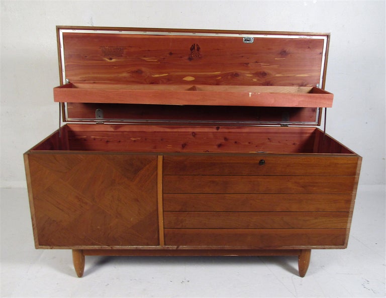 Mid-Century Modern Lane Cedar Chest For Sale at 1stDibs