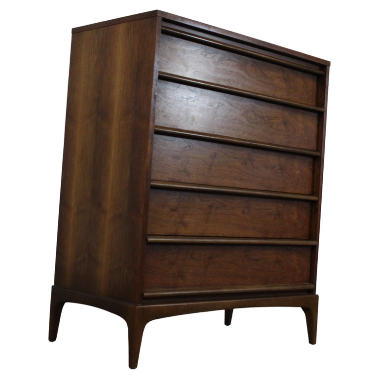 Mid-Century Modern Lane Rhythm Skulpturale Nussbaum Große Kommode im ...