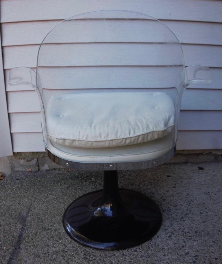 Mid-Century Modern Lucite Swivel Chair For Sale at 1stDibs