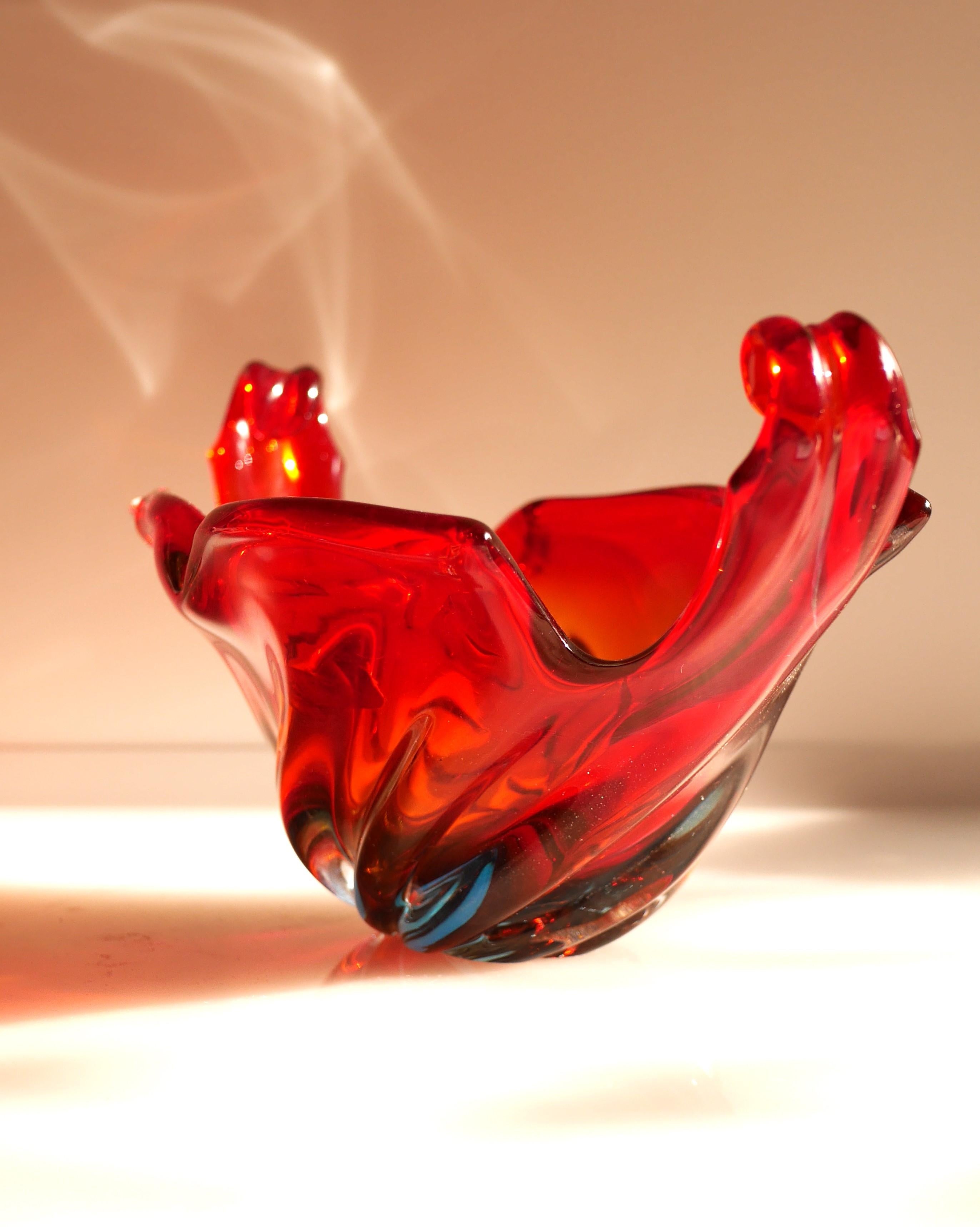 Mid-century modern Murano glass bowl. For Sale at 1stDibs