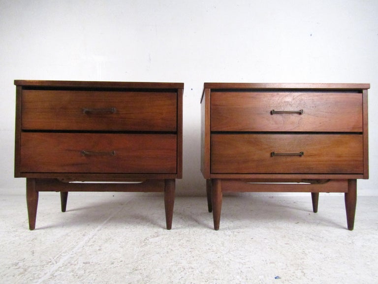 Mid-Century Modern Nightstands, a Pair at 1stDibs