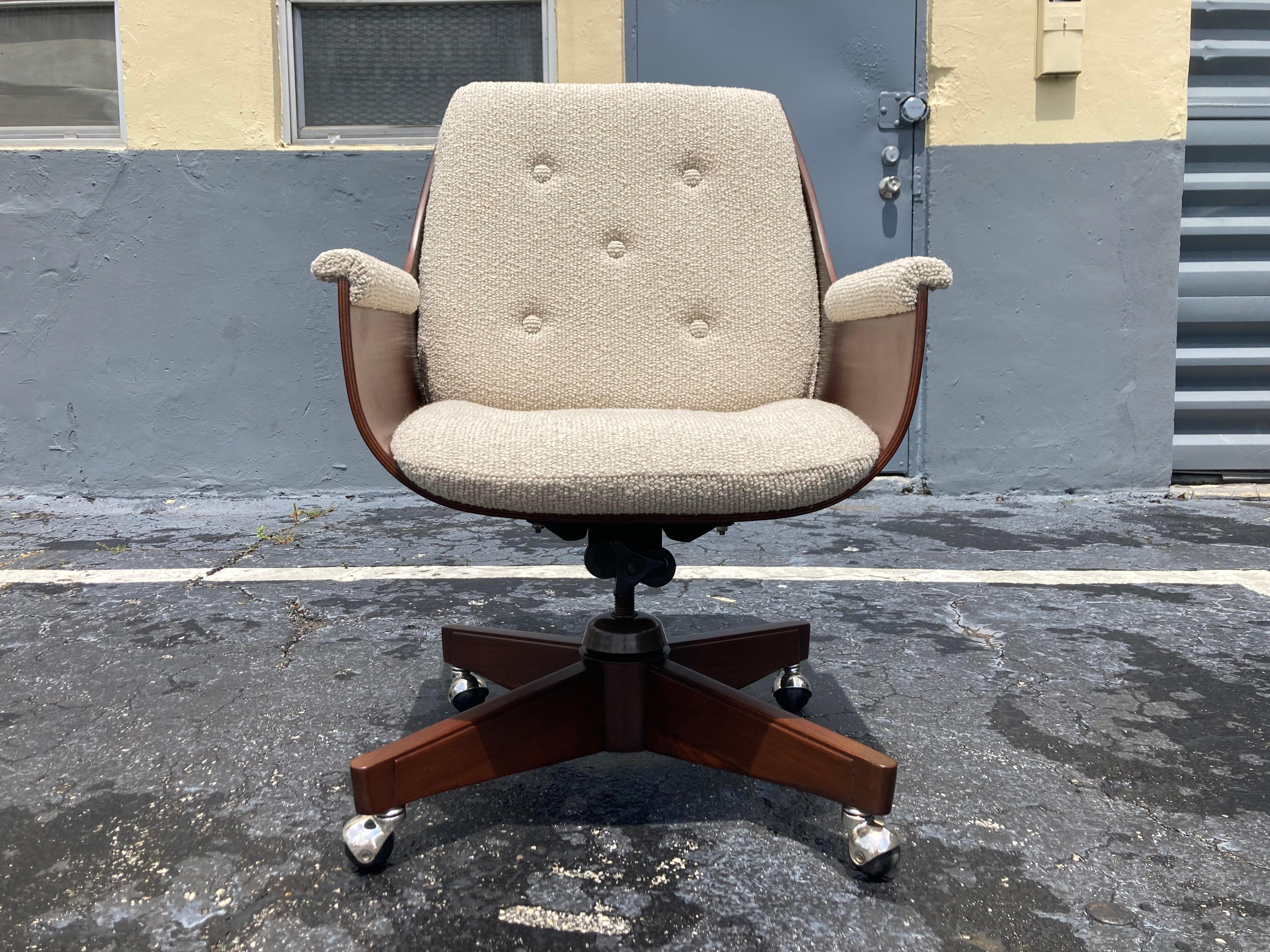 Mid-Century Modern Office Desk Chair, Walnut, in the Style of Plycraft ...