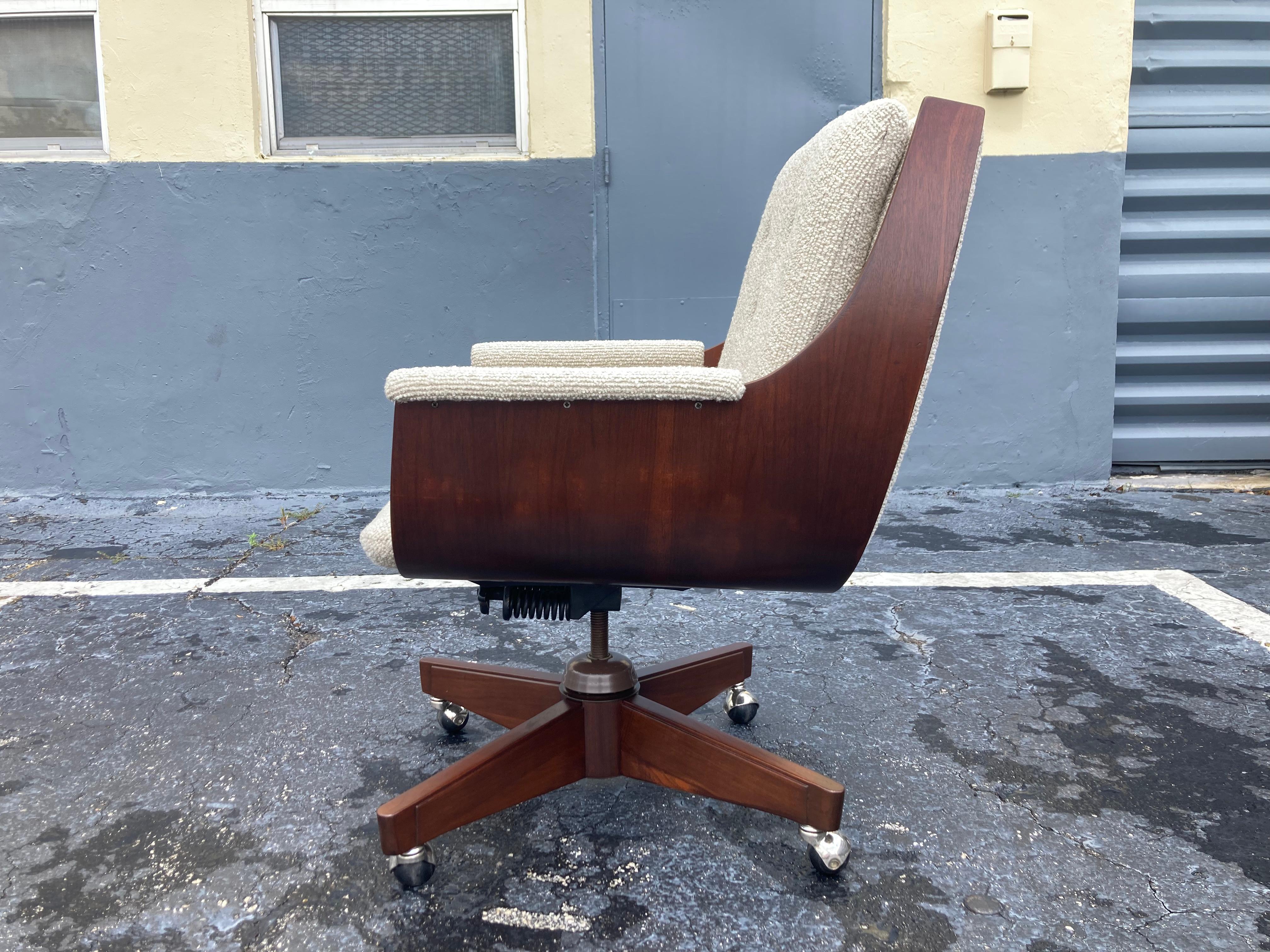 Mid-Century Modern Office Desk Chair, Walnut, in the Style of Plycraft ...