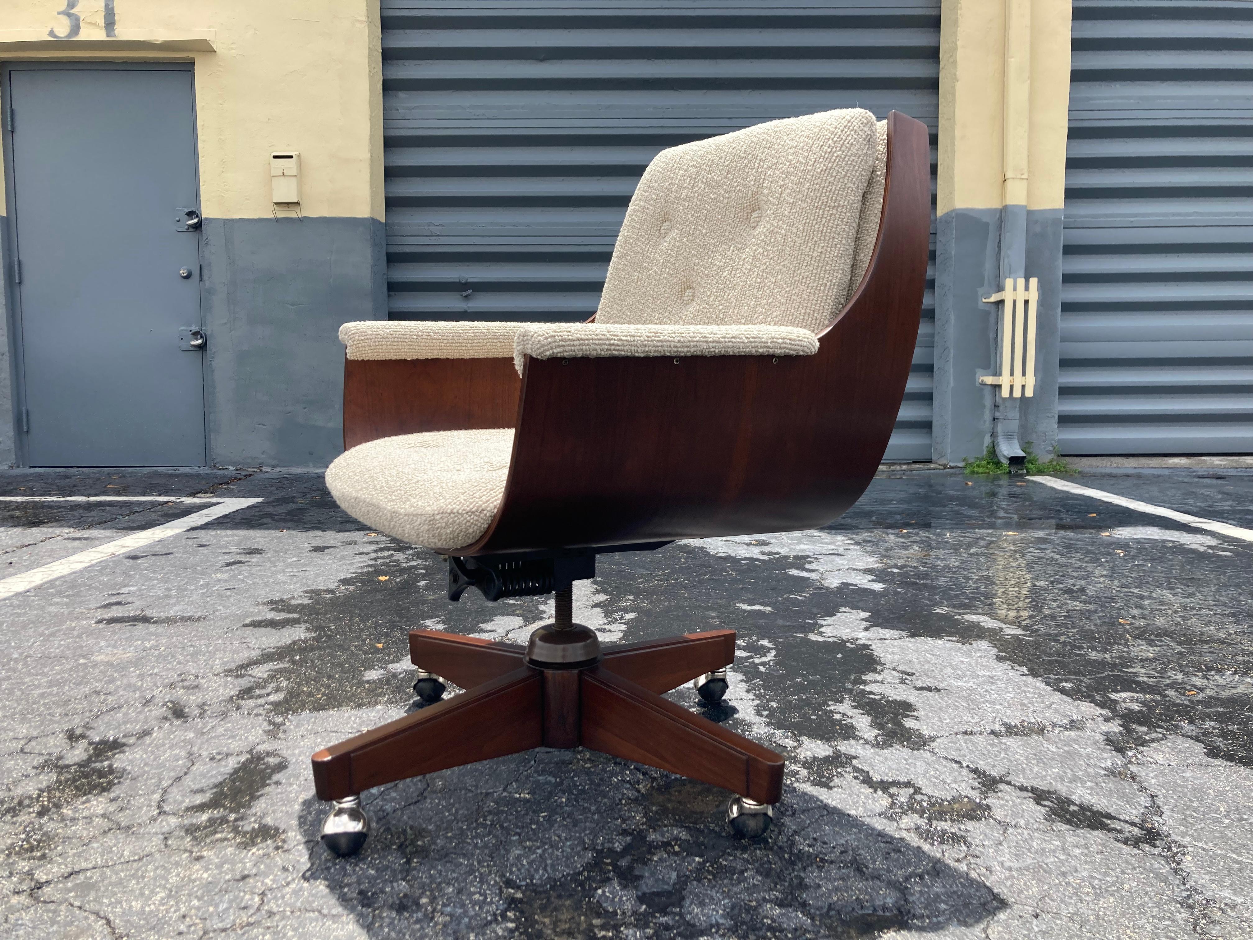 Mid-Century Modern Office Desk Chair, Walnut, in the Style of Plycraft For Sale at 1stDibs