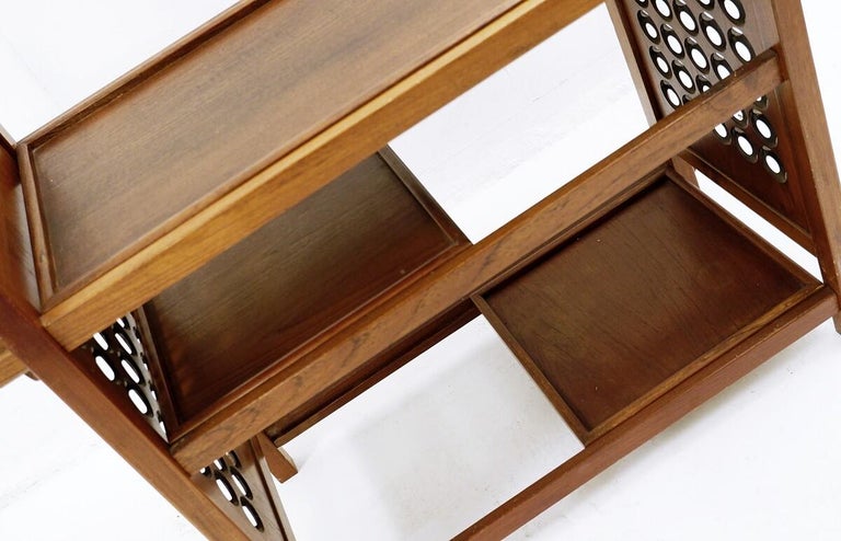 Mid-Century Modern Removable Trays Side Table For Sale at 1stDibs