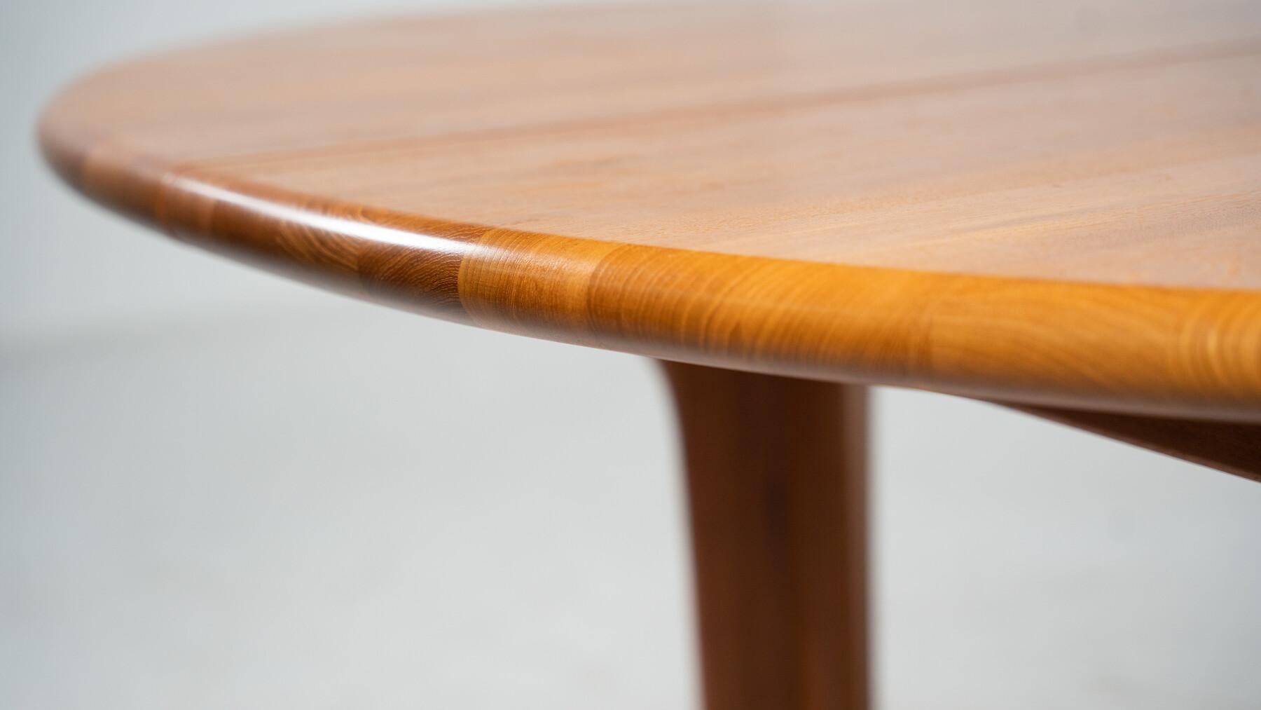 Mid-Century Modern Scandinavian Extendable Dining Table For Sale at 1stDibs