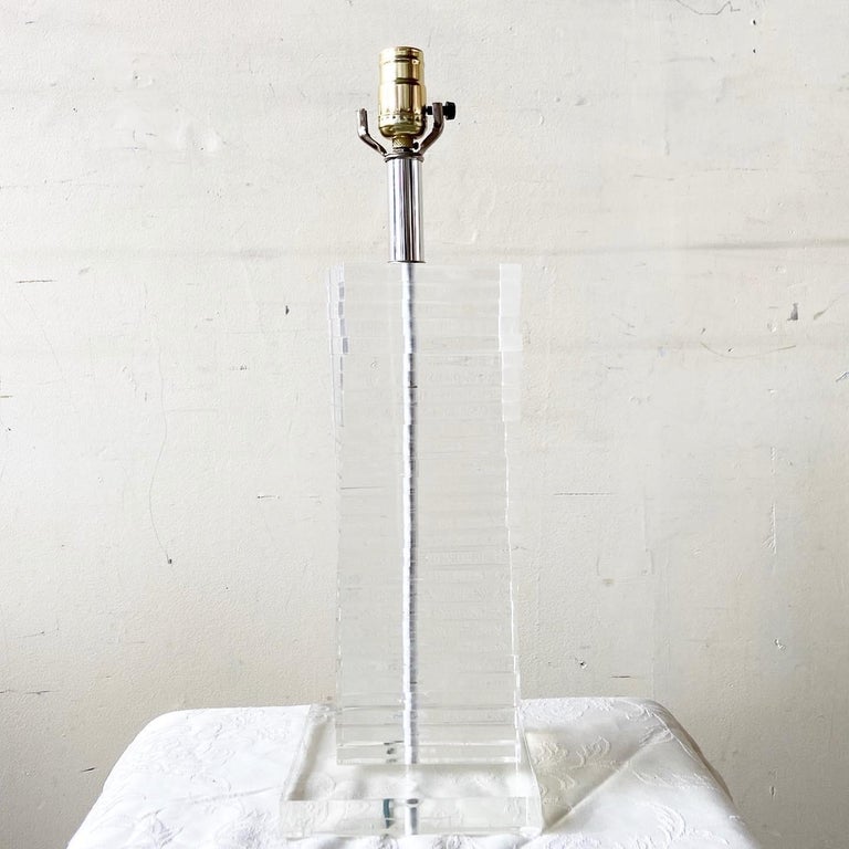 Mid-Century Modern Stacked Spiral Lucite Table Lamp For Sale at 1stDibs