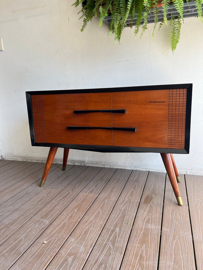 Mid-Century Modern Stereo Console For Sale at 1stDibs