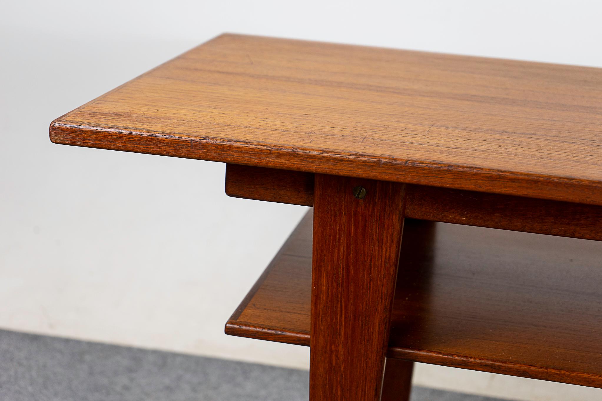 Mid-Century Modern Teak Coffee Table with Shelf For Sale at 1stDibs