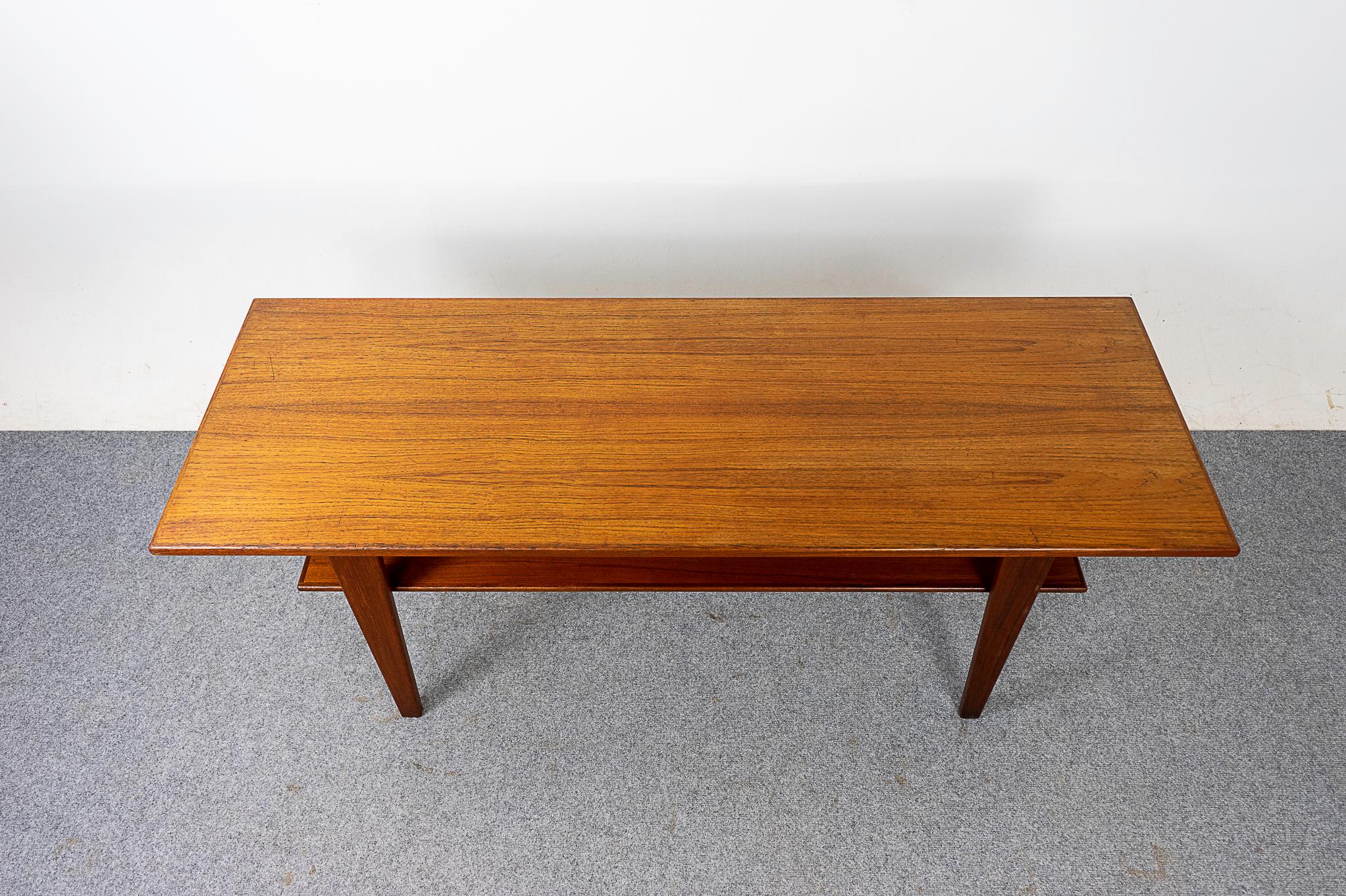 Mid-Century Modern Teak Coffee Table with Shelf For Sale at 1stDibs
