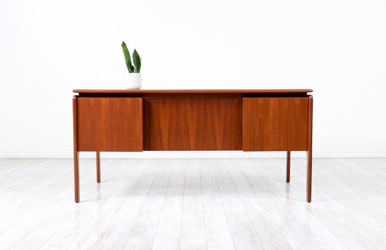Mid-Century Modern Teak Desk For Sale at 1stDibs