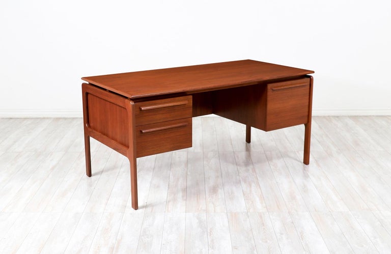 Mid-Century Modern Teak Desk For Sale at 1stDibs
