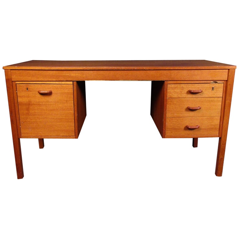 Mid-Century Modern Teak Desk For Sale at 1stDibs