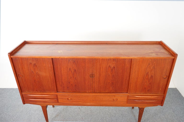 Mid-Century Modern Teak Sideboard For Sale at 1stDibs