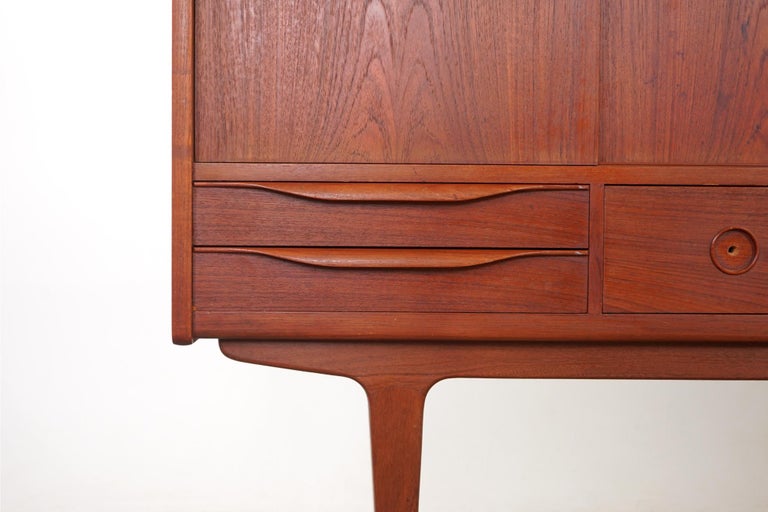 Mid-Century Modern Teak Sideboard For Sale at 1stDibs