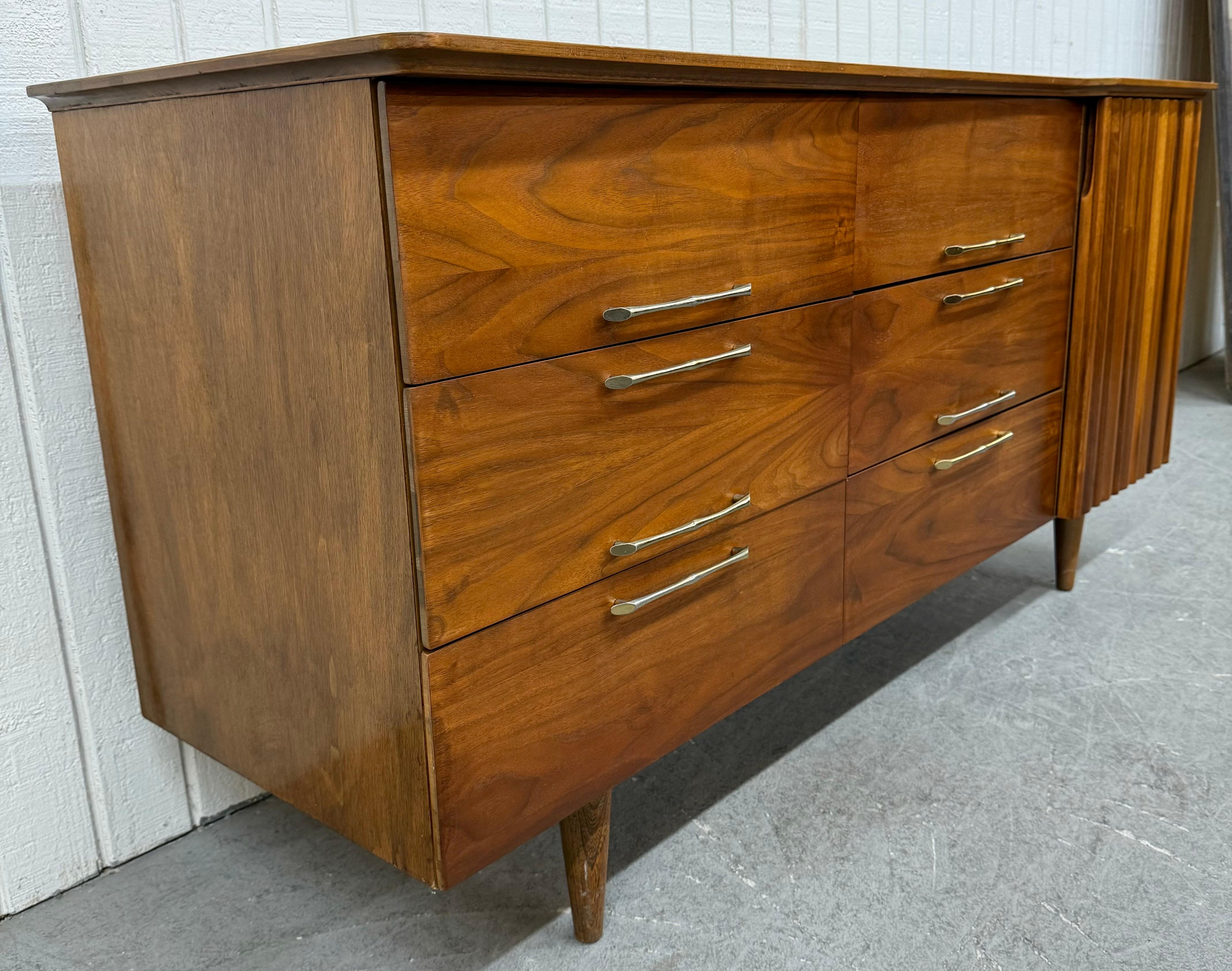 Mid-Century Modern Walnut 9-Drawer Dresser For Sale at 1stDibs