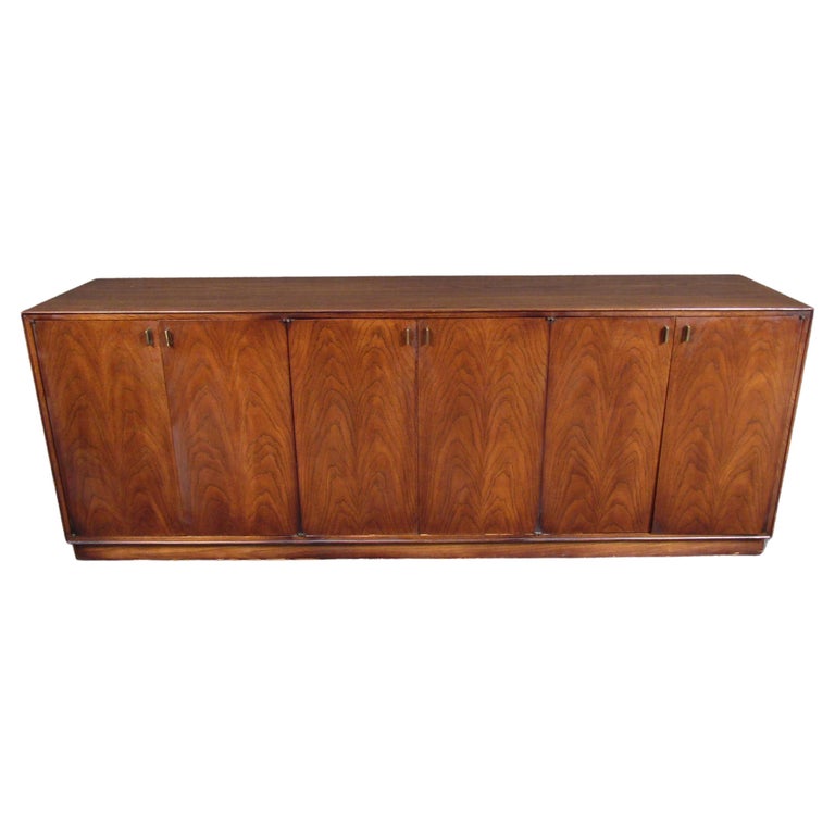 Mid-Century Modern Walnut Credenza For Sale at 1stDibs