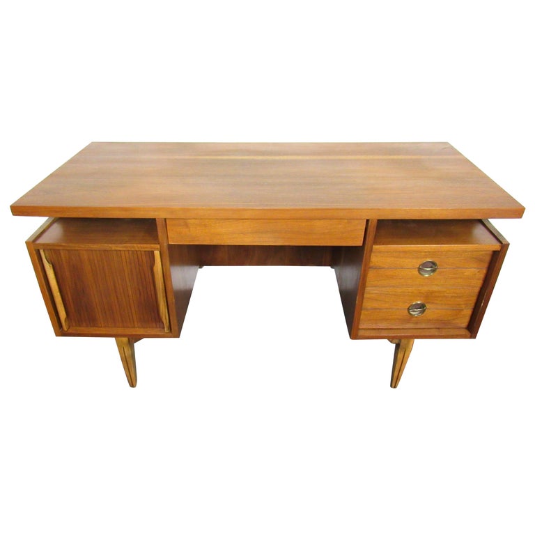 Mid-Century Modern Walnut Desk For Sale at 1stDibs