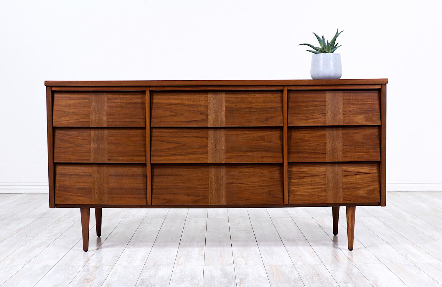 Mid-Century Modern Walnut Dresser with Slatted Drawers For Sale at 1stDibs