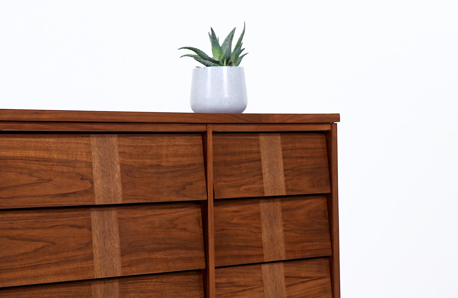 Mid-Century Modern Walnut Dresser with Slatted Drawers For Sale at 1stDibs