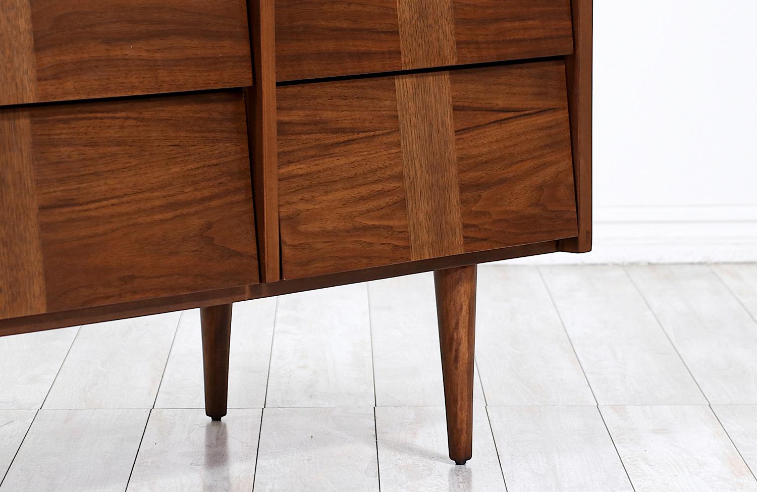 Mid-Century Modern Walnut Dresser with Slatted Drawers For Sale at 1stDibs