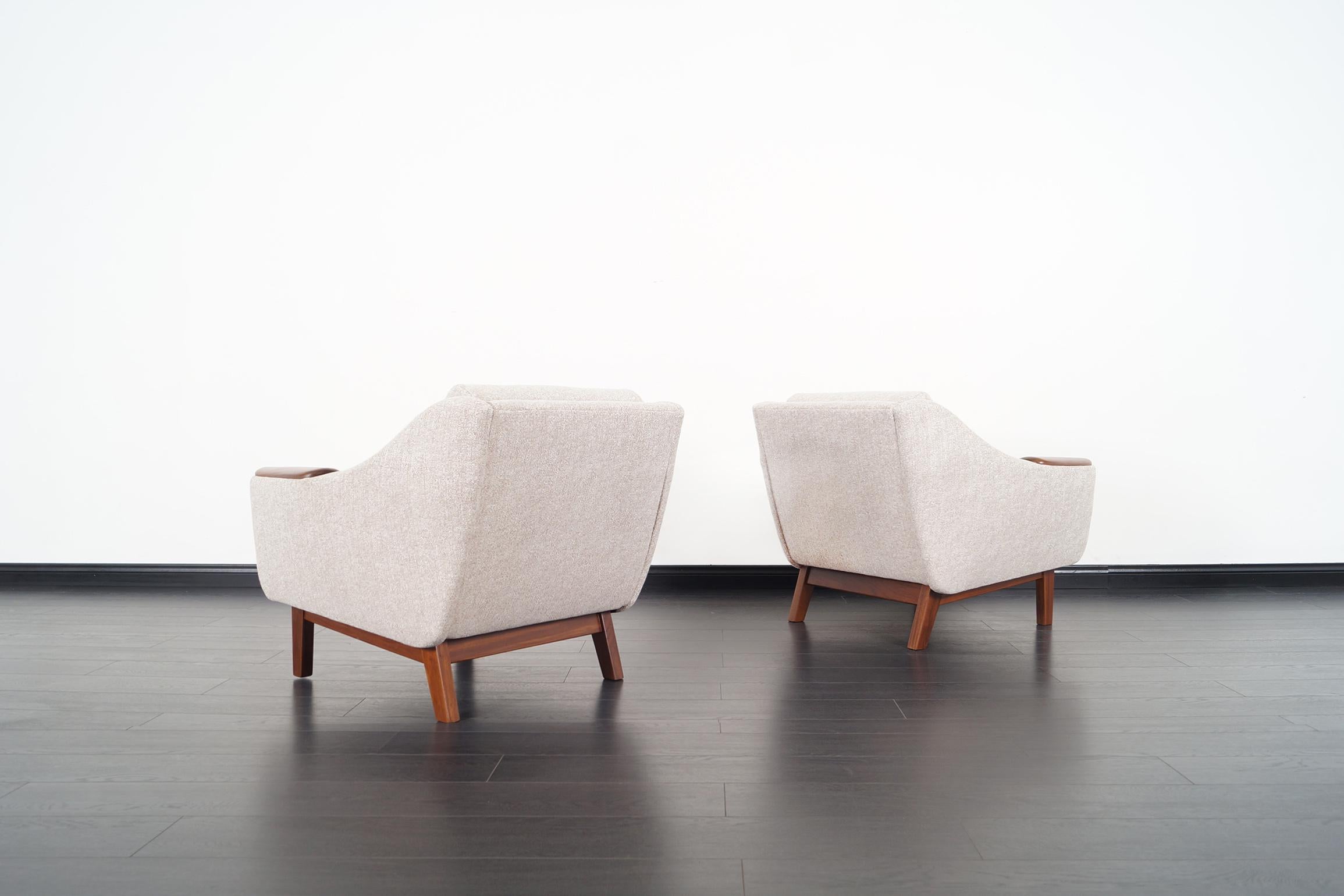 Mid-Century Modern Walnut Lounge Chairs at 1stDibs