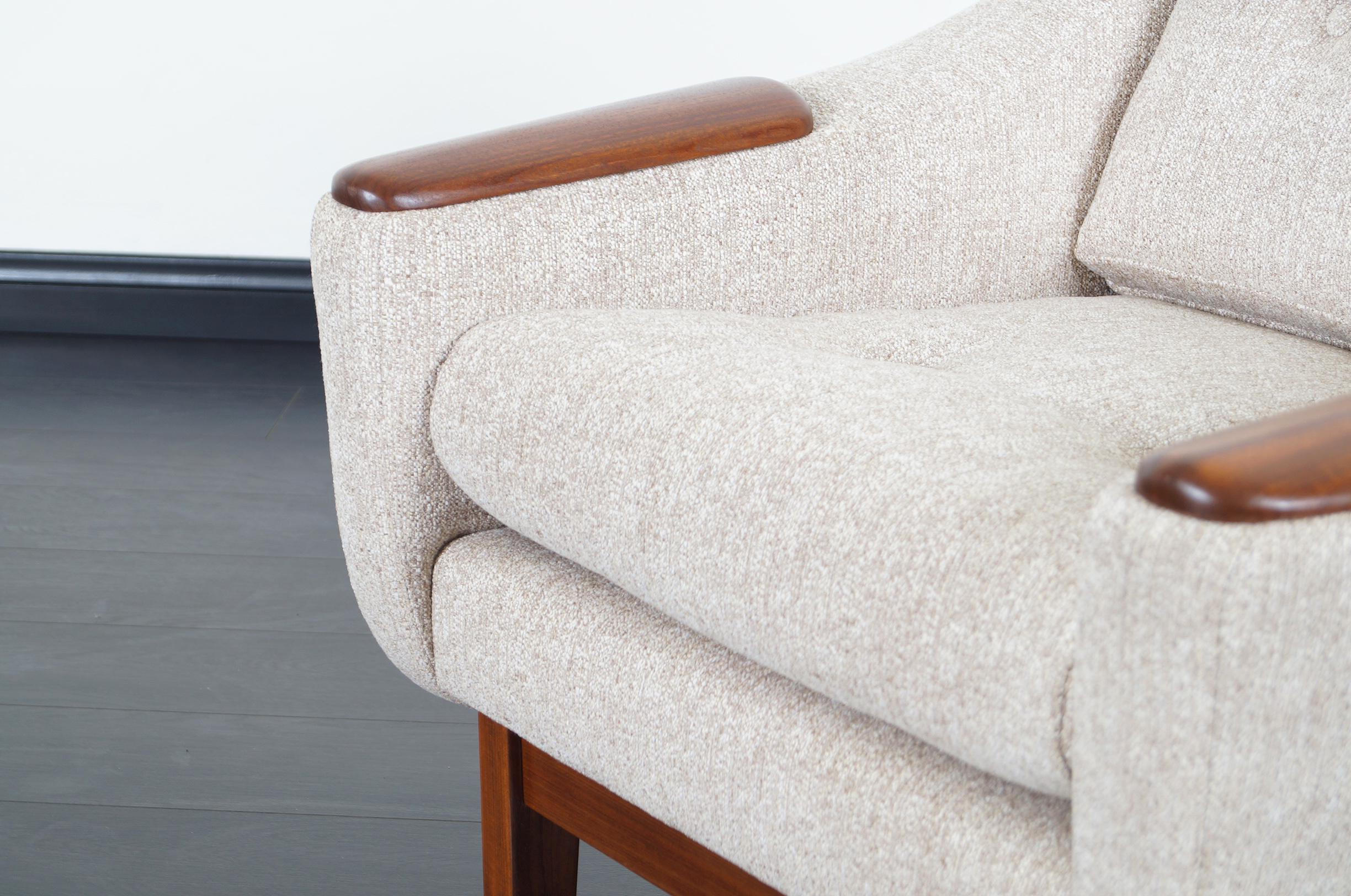 Mid-Century Modern Walnut Lounge Chairs at 1stDibs