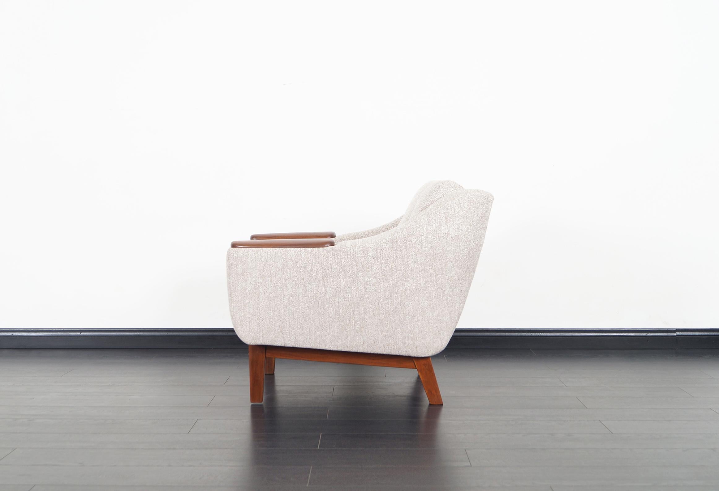 Mid-Century Modern Walnut Lounge Chairs at 1stDibs