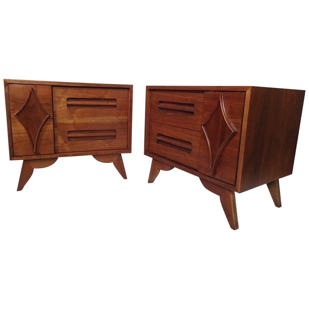 Mid-Century Modern Walnut Nightstands For Sale at 1stDibs