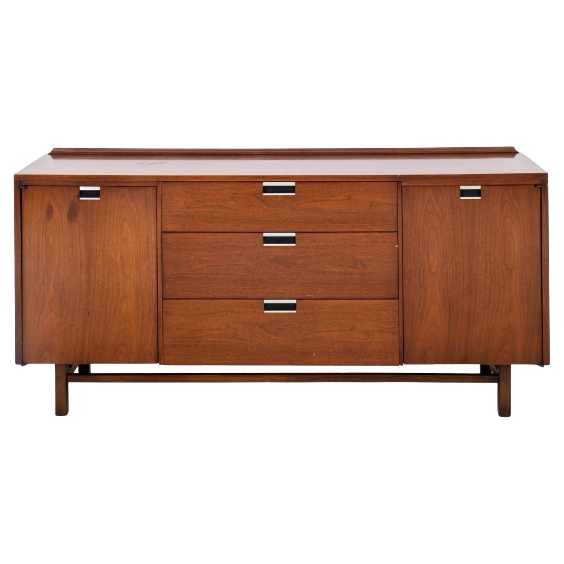Mid-Century Modern Oiled Walnut Sideboard For Sale at 1stDibs