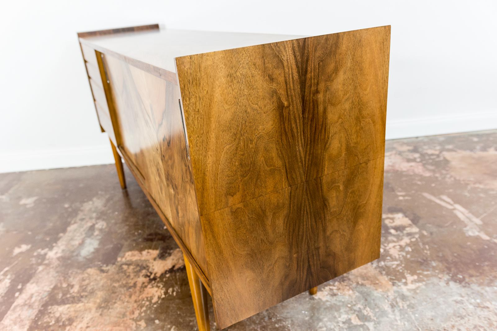 Mid-Century Modern Walnut Sideboard For Sale at 1stDibs