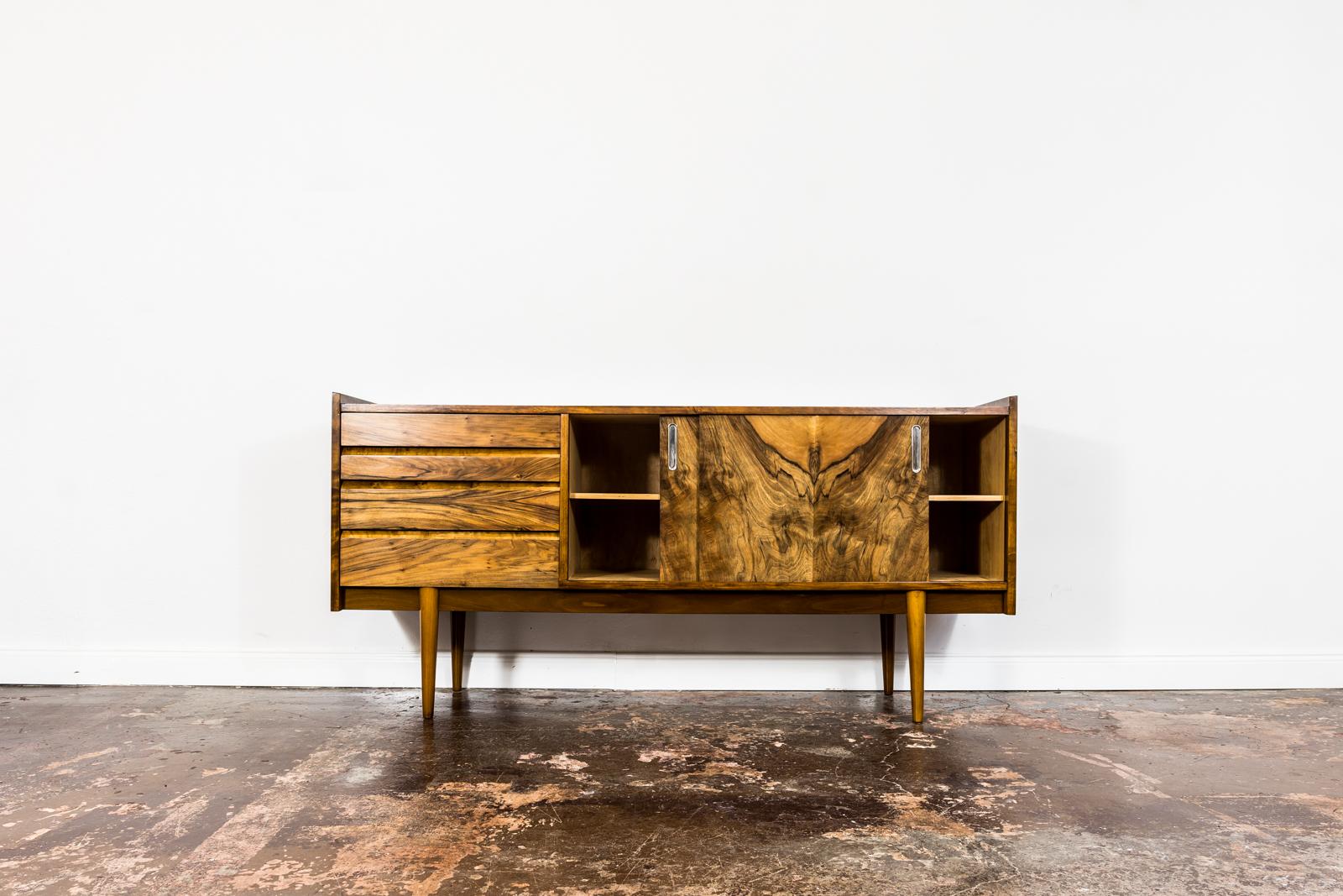 Mid-Century Modern Walnut Sideboard For Sale at 1stDibs