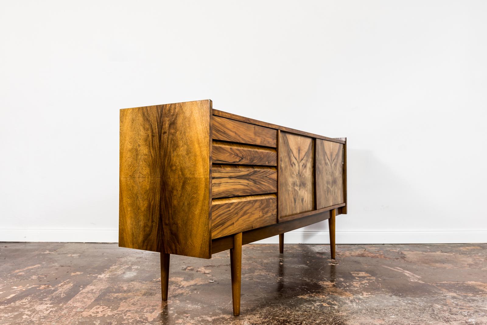Mid-Century Modern Walnut Sideboard For Sale at 1stDibs