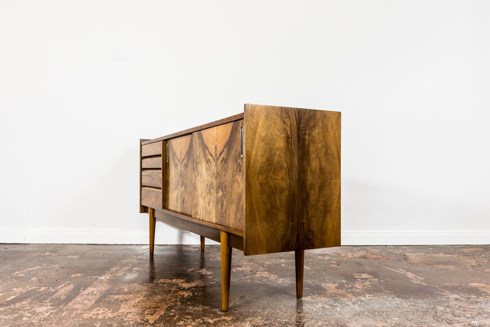 Mid-Century Modern Walnut Sideboard For Sale at 1stDibs