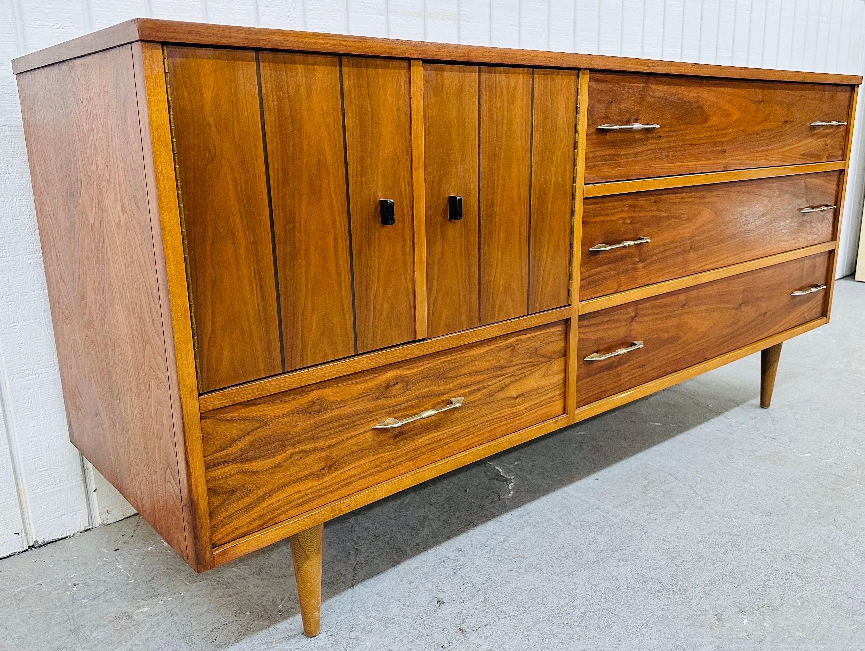 Mid-Century Modern Walnut Sideboard For Sale at 1stDibs