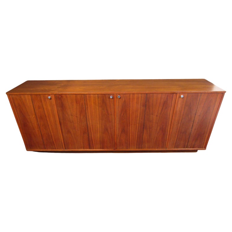 Mid-Century Modern Walnut Sideboard For Sale at 1stDibs