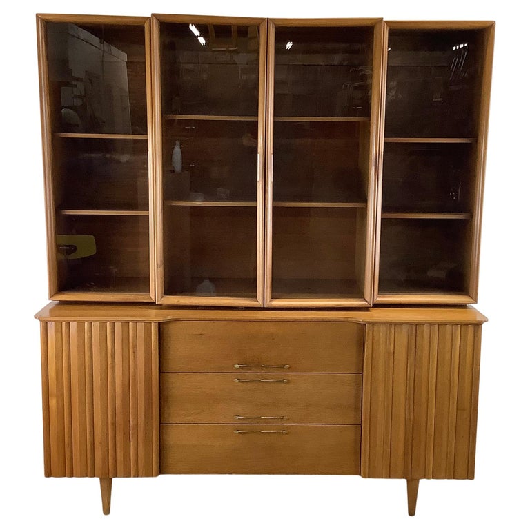 Modernes Nussbaum-Sideboard aus der Jahrhundertmitte mit Displayaufsatz im Angebot bei 1stDibs