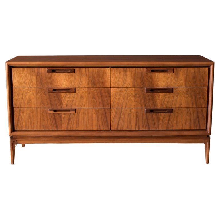 Mid-Century Modern Walnut United Double Dresser For Sale at 1stDibs