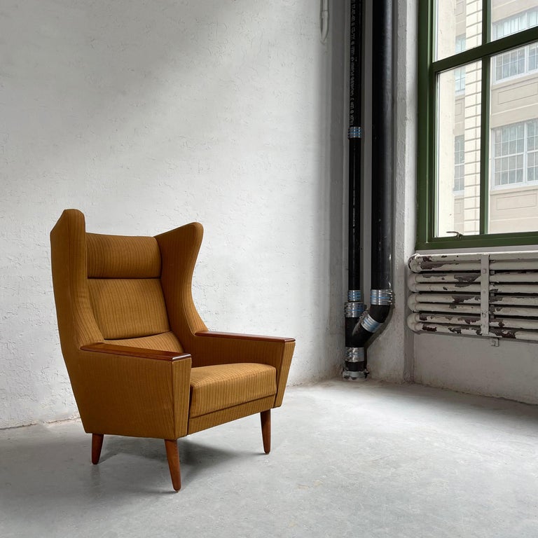 Mid Century Modern Wingback Lounge Chair For Sale at 1stDibs