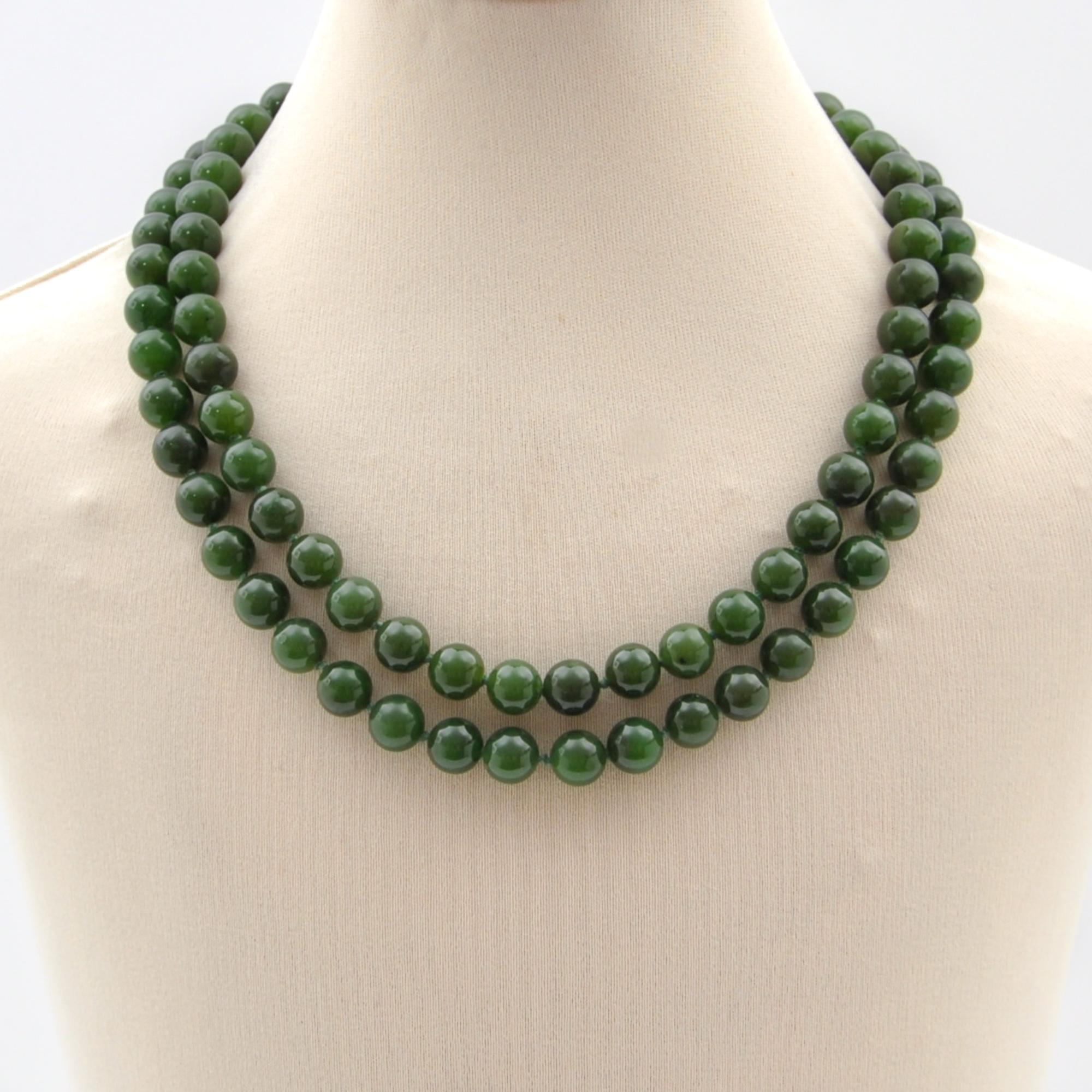 Mid-Century Nephrite Jade Silver Single-Strand Necklace For Sale at 1stDibs