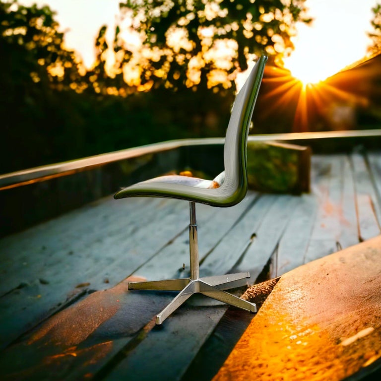 Midcentury Oxford Chair by Arne Jacobsen at 1stDibs