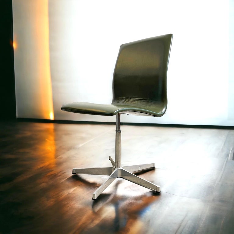 Midcentury Oxford Chair by Arne Jacobsen at 1stDibs
