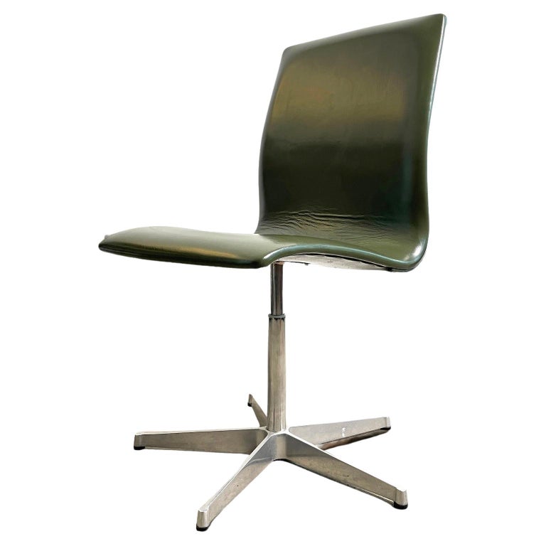 Midcentury Oxford Chair by Arne Jacobsen at 1stDibs