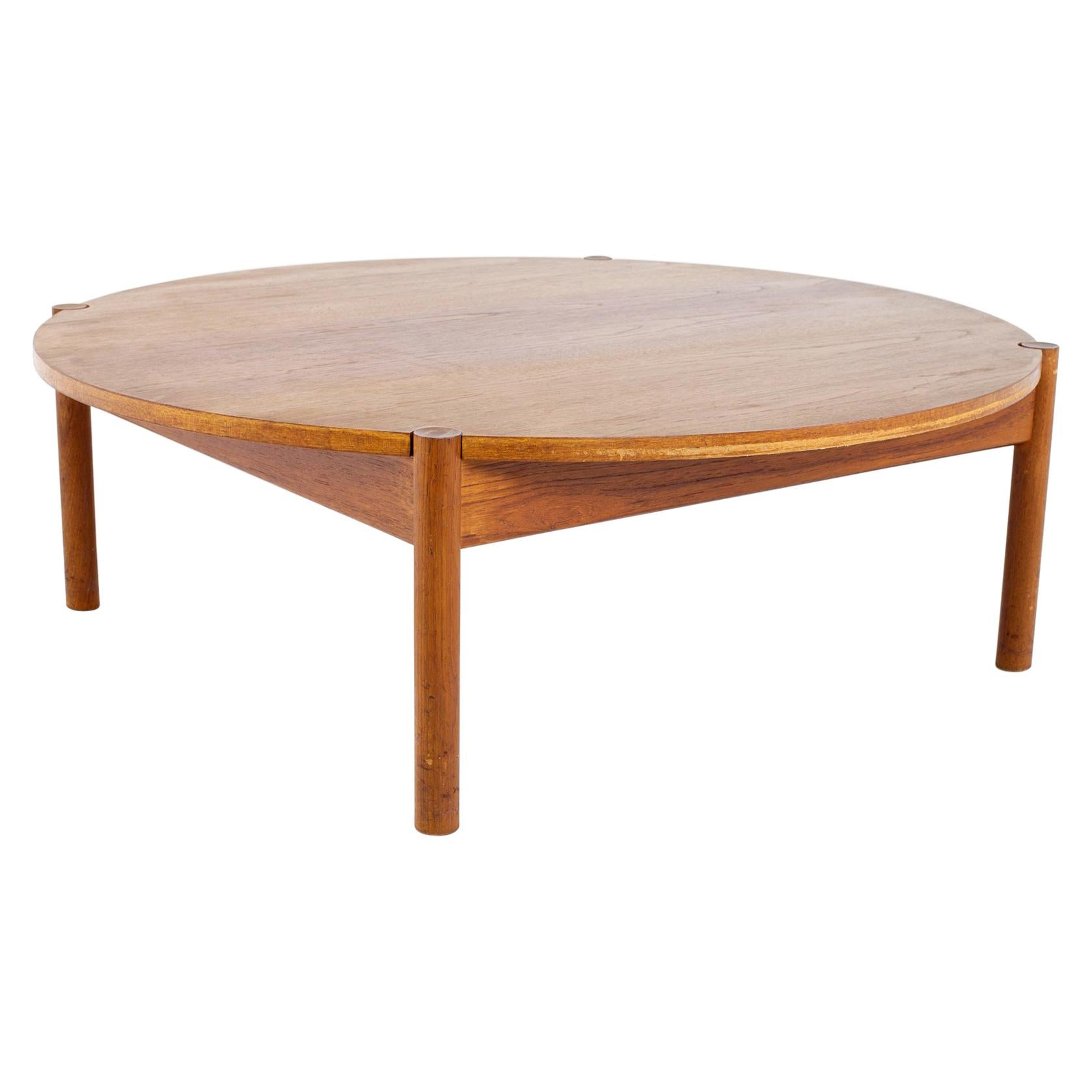 Round Mid-Century Rosewood Coffee Table at 1stDibs
