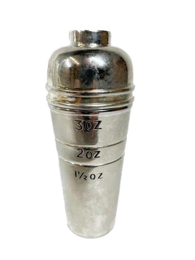 Shaker en forme de jarre à cocktail en métal argenté du milieu du ...